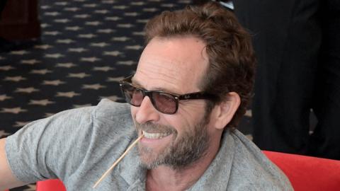 Riverdale fans' emotional goodbye to Luke Perry with last scenes - BBC News