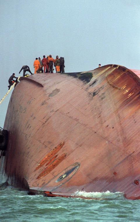 Zeebrugge Herald of Free Enterprise disaster remembered - BBC News