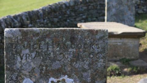 Coronavirus: What can the 'plague village' of Eyam teach us? - BBC News