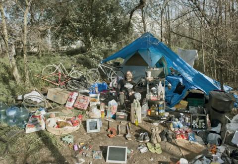 Photographing the things homeless people in California own - BBC News