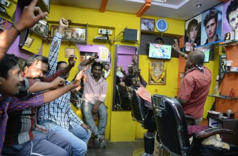 Why the Indian barbershop is a unique institution - BBC News