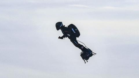 Franky Zapata: French jetpack inventor injured in lake crash - BBC News
