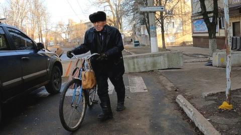 Ukraine war: Funeral held for battleground body collector - BBC News