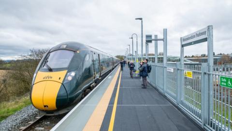 First trains stop at Worcestershire Parkway station - BBC News