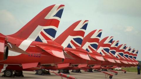 Red Arrows stage display over New York City - BBC News