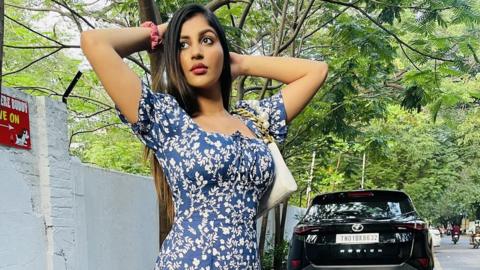 நடிகை யாஷிகா ஆனந்த் விபத்தில் படுகாயம்: தோழி பலி - BBC News தமிழ்