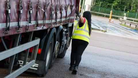 Life on the road as a female lorry driver - BBC News