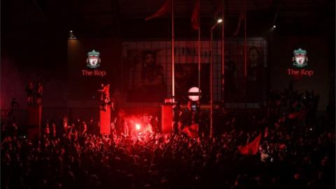 Liverpool FC: Ecstatic fans party on the streets - BBC News
