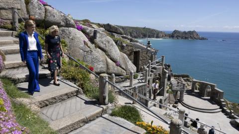 In pictures: World leaders bask in Cornwall sun at G7 summit - BBC News