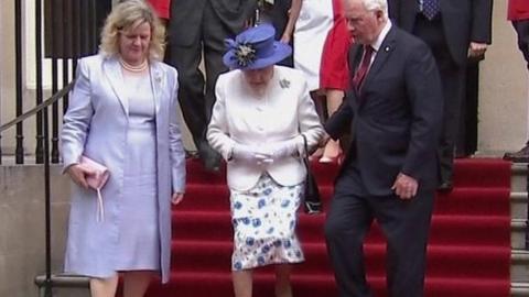 Theresa May and the art of the curtsy - BBC News