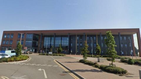 Rhyl High School's shorter days to get some pupils back - BBC News