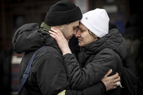 War in Ukraine: Evacuees flee cities amid Russian shelling - BBC News