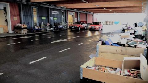 ‘Welcome to my high-fashion, trash shopping mall’ - BBC News