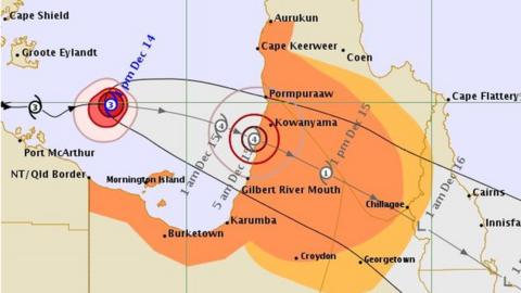Cyclone Veronica: Destructive winds and rain lash Australia - BBC News