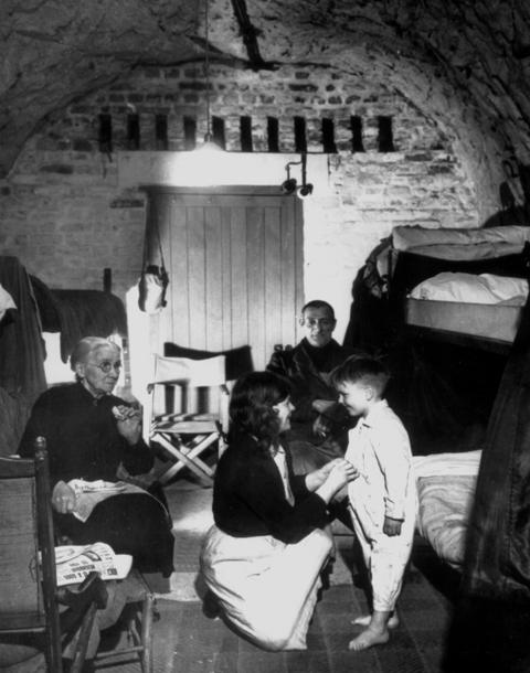 The Blitz families who built a city underground - BBC News