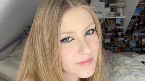 Sharp rise in teenage girls with eating disorders during Covid - BBC News