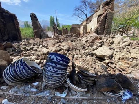 Kyrgyzstan-Tajikistan: Images of destruction after border clashes - BBC News