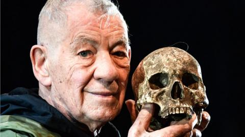 Hamlet: Sir Ian McKellen's age-blind prince divides critics - BBC News