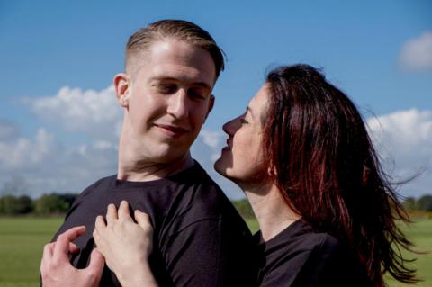 "ฉันโพสต์รูปแฟนเล่นยาลงอินสตาแกรม" - BBC News ไทย