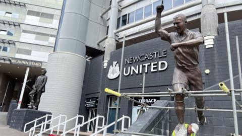 Alan Shearer statue moved to new home at St James' Park - BBC News