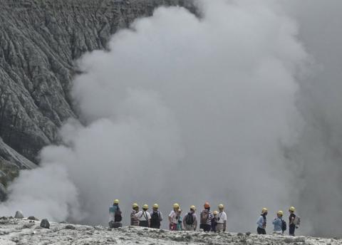 New Zealand volcano: White Island's eruption in pictures - BBC News