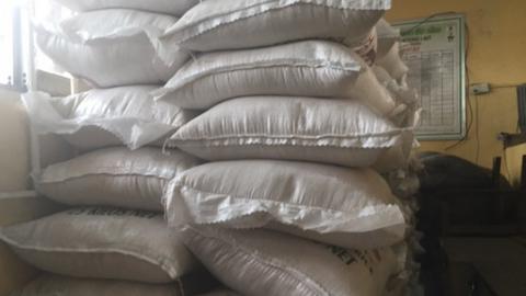 'Plastic rice' seized in Nigeria - BBC News