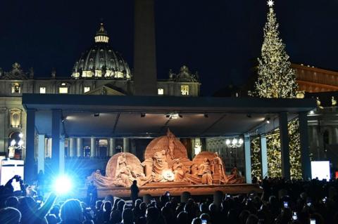 In pictures: Vatican sand nativity scene - BBC News