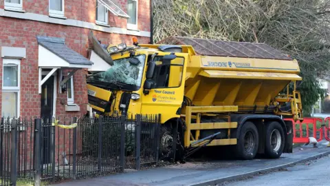 Gritter lorry smashes into house in Helsby