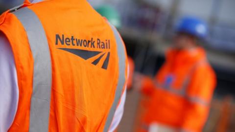 Train and track operations to be reunited in rail revamp - BBC News
