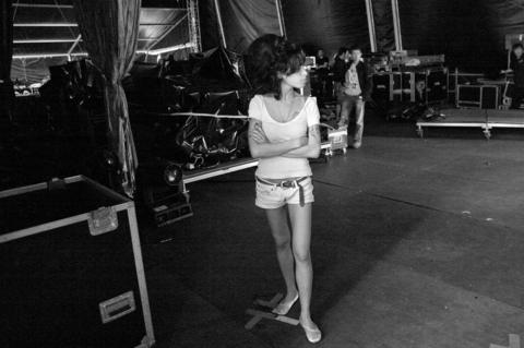 Richard Kelly: Music photographer tells of life snapping stars - BBC News