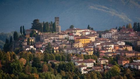 In pictures: Italian town Barga celebrates links with Scotland - BBC News