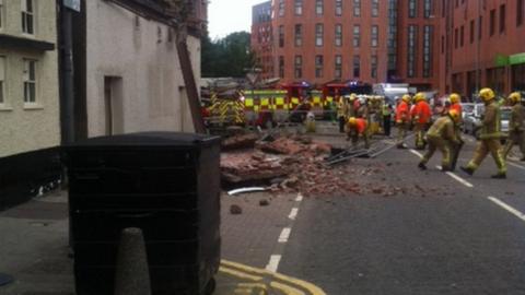 Wall collapses on to street in Partick in Glasgow - BBC News