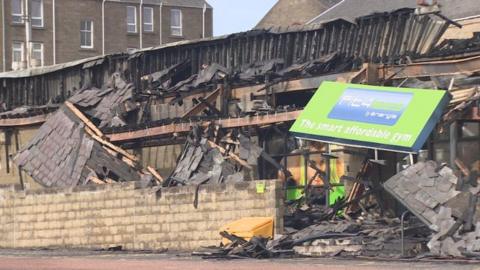 Dundee hit by second huge fire in 24 hours - BBC News