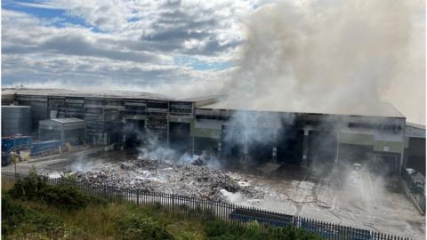 Batteries linked to hundreds of waste fires - BBC News