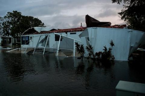 In pictures: Hurricane Irma blasts Florida - BBC News
