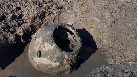 Navy divers destroy WW2 bomb found in 17th Century warship - BBC News