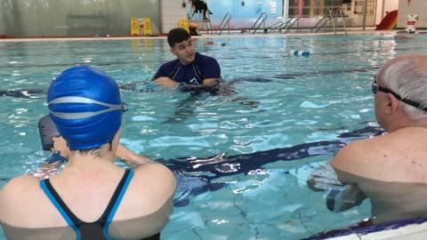 Swimming: Adult learners taking the plunge in Derry - BBC News