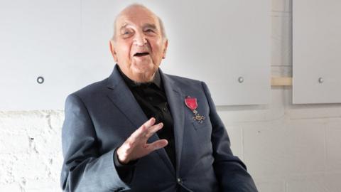 Modernist design collector, Ken Stradling, dies aged 100 - BBC News