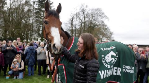 Triumphant homecoming for National winner Corach Rambler - BBC News