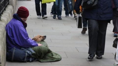 Shoes gift to homeless man is 'passed on' around world - BBC News