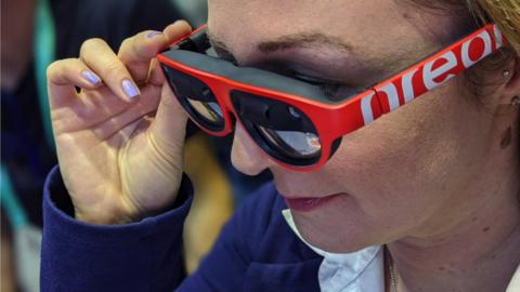 CES 2020: Nreal's mixed reality glasses win over sceptics - BBC News