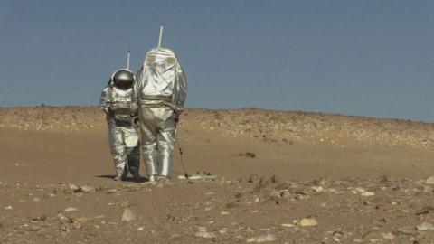 Mars close approach: Get a look at the red planet - BBC Newsround