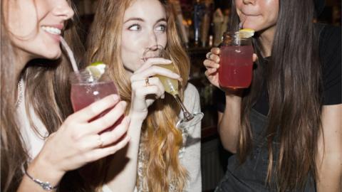 Covid: How to deal with social anxiety as restrictions ease - BBC News