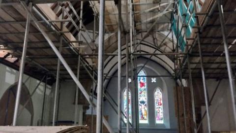 Surrey mosque helps raise funds for Tilford village church - Ahmadiyya ...