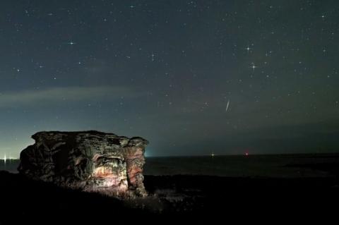 Geminid meteor shower lights up night sky - BBC News