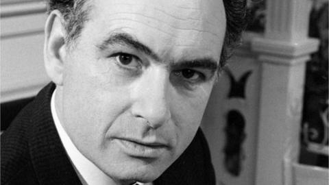 William Tell star Conrad Phillips dies - BBC News