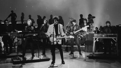 ELO keyboardist Richard Tandy dies at age of 76 - BBC News