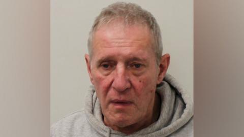 Manhunt for prisoner on the run from Wormwood Scrubs - BBC News