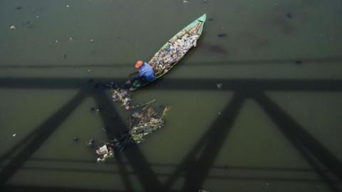 Lima tahun Citarum Harum: Sungai penting yang masih jadi ‘kakus raksasa ...
