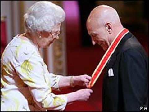 Star Trek star Patrick Stewart knighted at Palace - BBC News